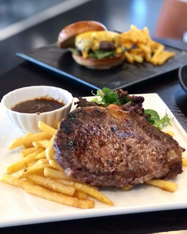 飞机主题咖啡厅Hangar66 Cafe ️ 货真价实小飞机、旷阔机舱用餐区！周末探店打卡吧 - 🇸🇬新加坡省钱皇后-皇后情报局