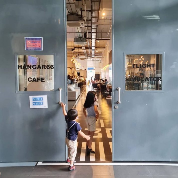 飞机主题咖啡厅Hangar66 Cafe ️ 货真价实小飞机、旷阔机舱用餐区！周末探店打卡吧 - 🇸🇬新加坡省钱皇后-皇后情报局